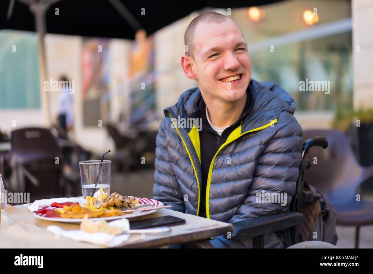 Wheelchair restaurant hi-res stock photography and images - Alamy