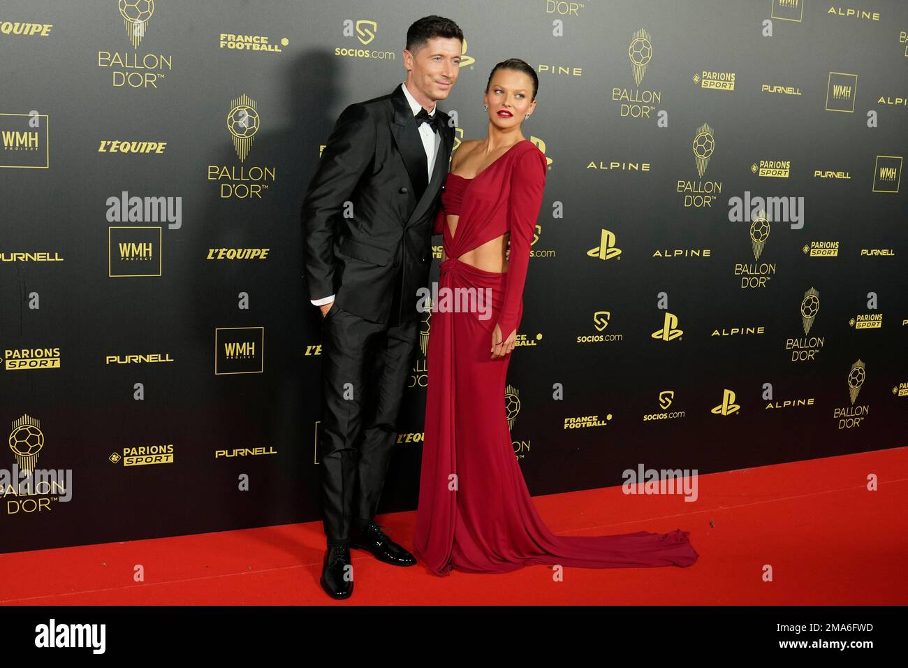 Barcelona's Robert Lewandowski, left, and his wife Anna pose for a ...