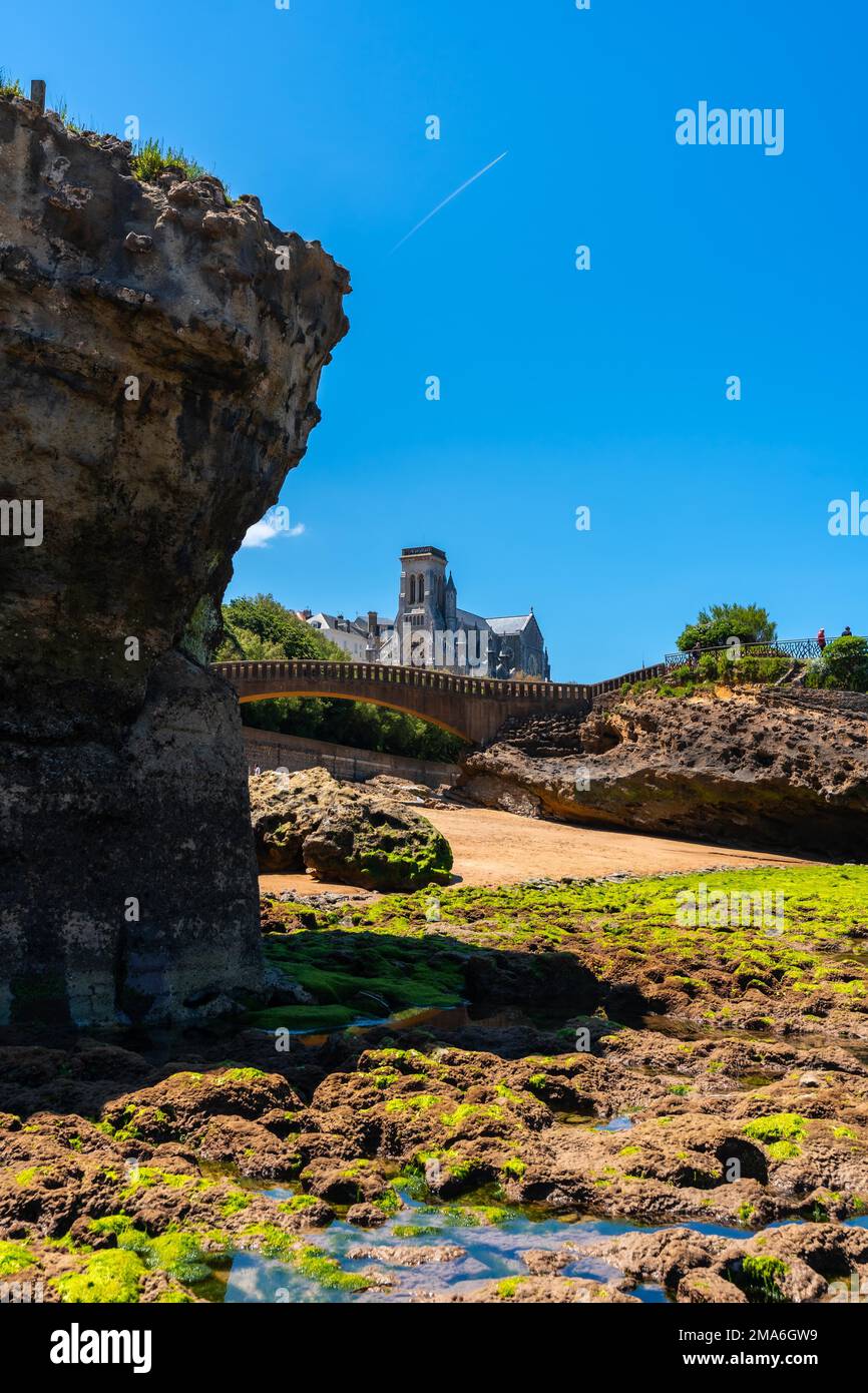 Low tide on the beach under the Basta Rock of Biarritz beach, Lapurdi ...
