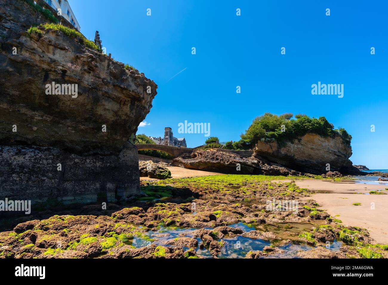 Low tide on the beach under the Basta Rock of Biarritz beach, Lapurdi ...