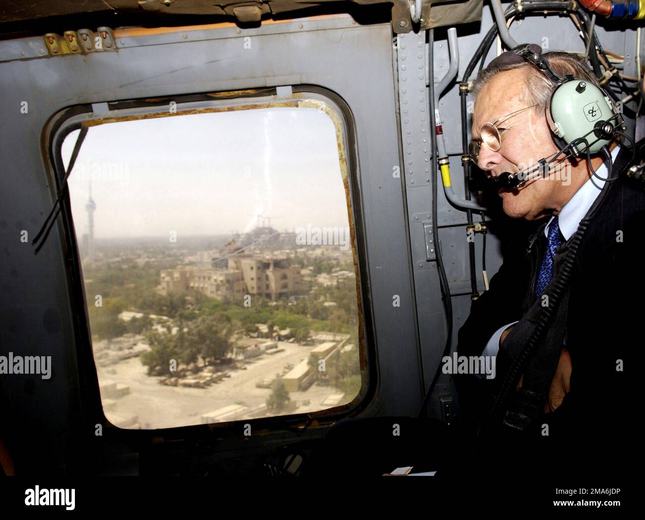 Donald rumsfeld visit iraq hi-res stock photography and images - Alamy