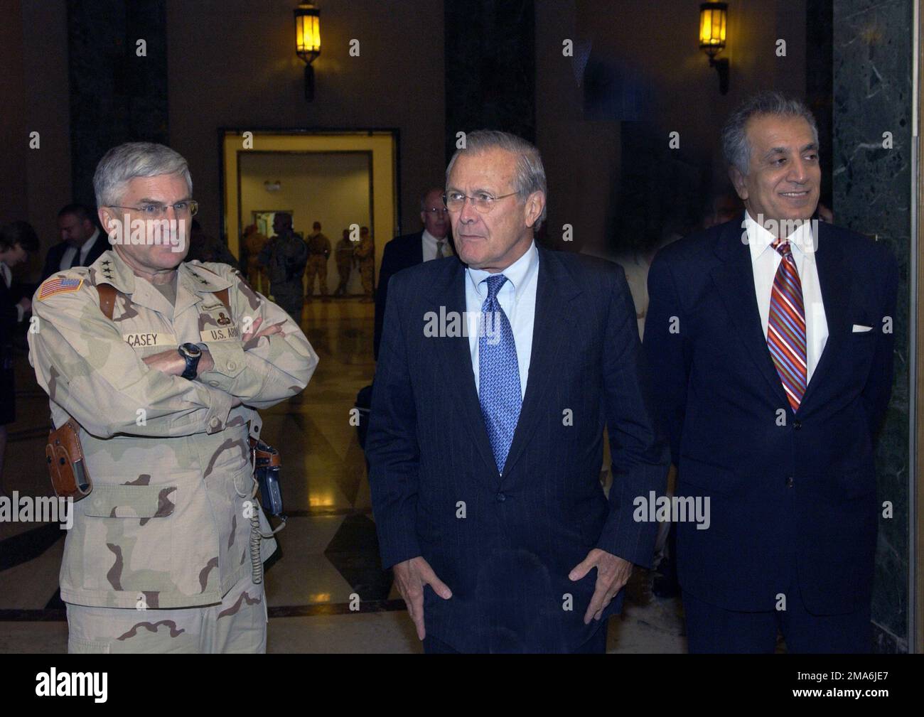 Donald rumsfeld visit iraq hi-res stock photography and images - Alamy
