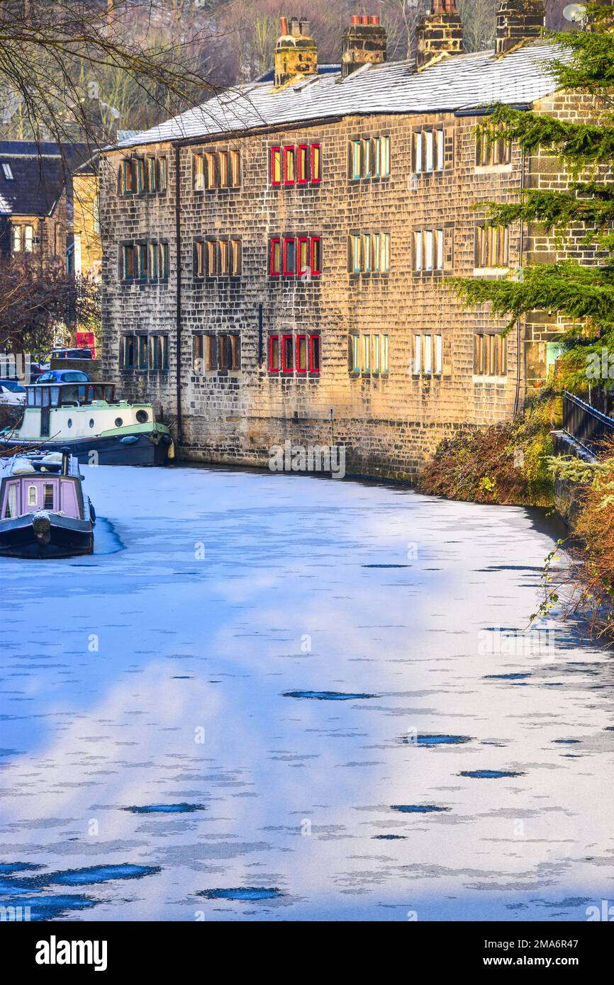 Hebden Bridge in Winter, Frozen Rochdale Canal Stock Photo - Alamy