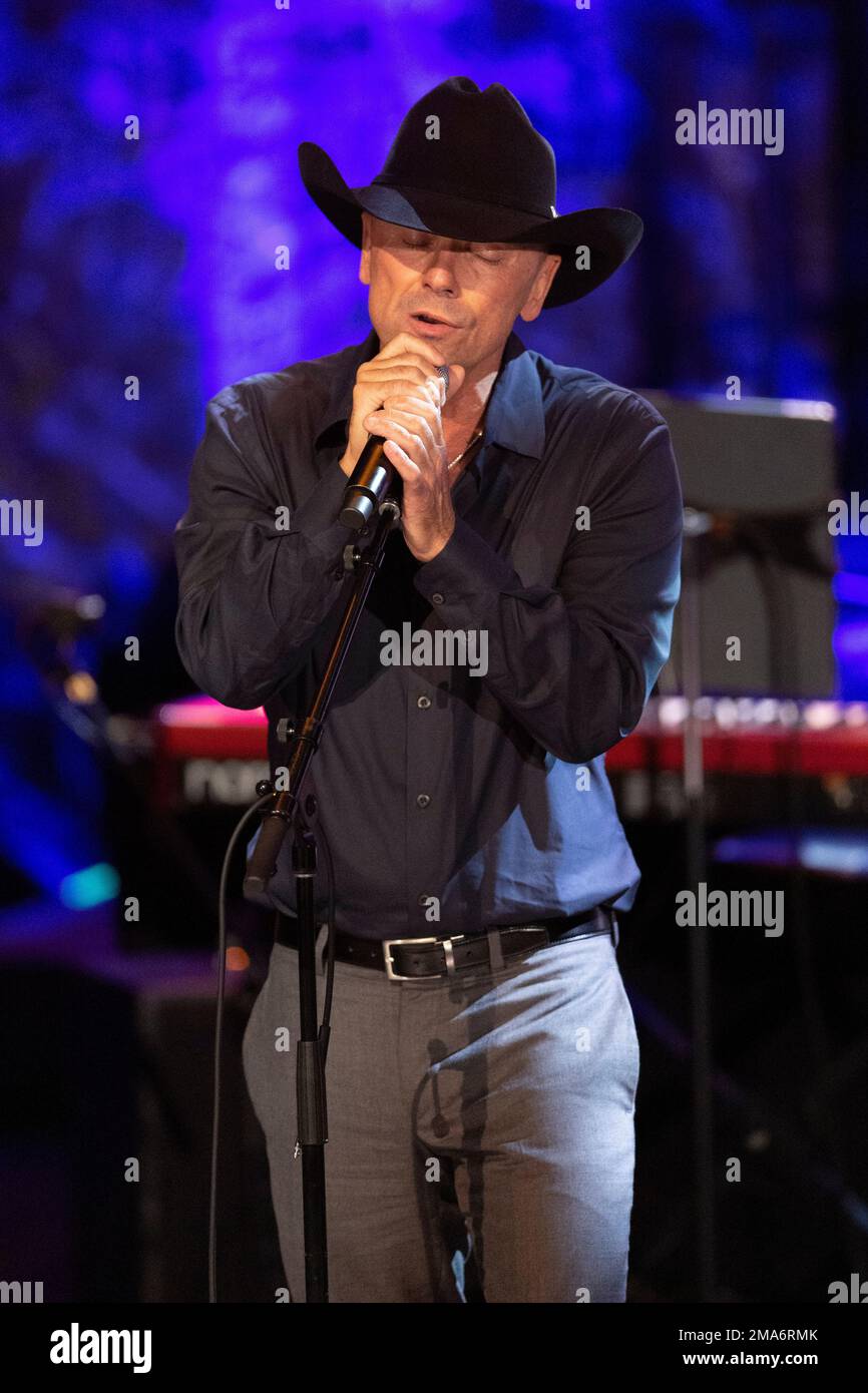 Kenny Chesney performs during the Country Music Hall of Fame Medallion ...