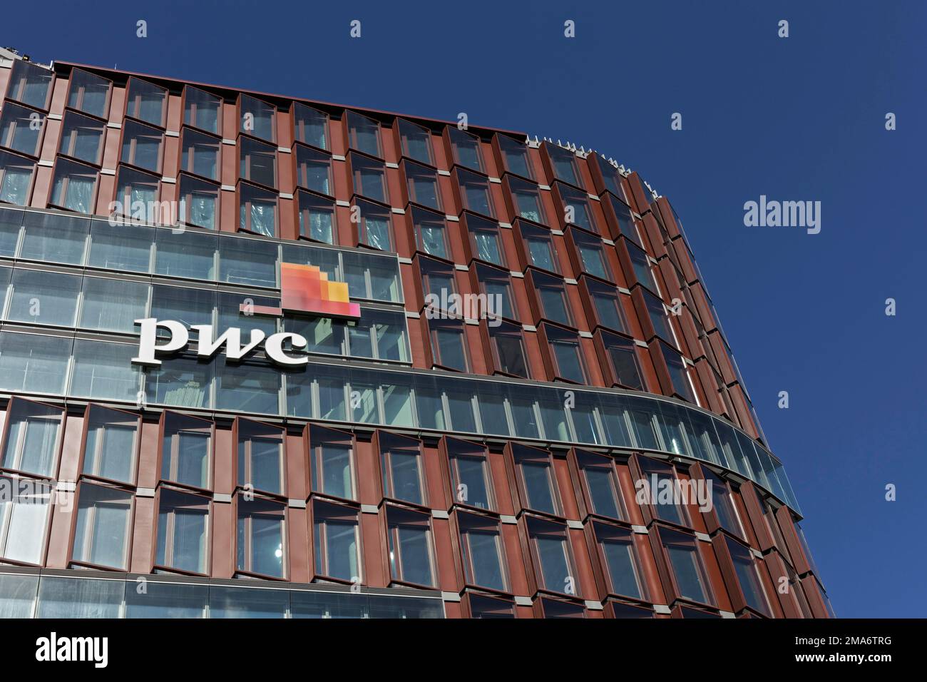 Pricewaterhousecoopers building hi-res stock photography and images - Alamy