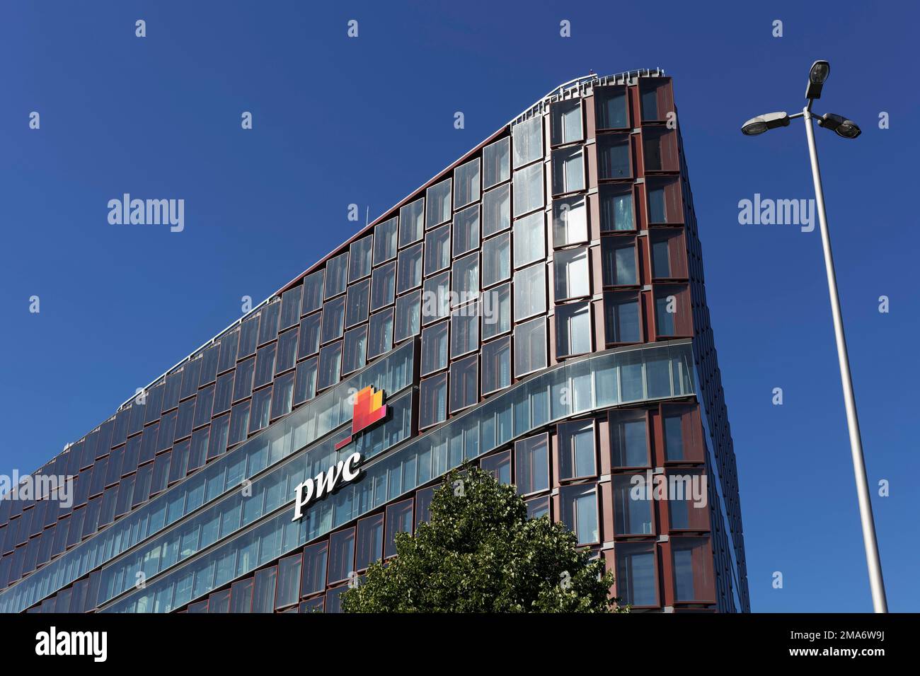 Pricewaterhousecoopers building hi-res stock photography and images - Alamy
