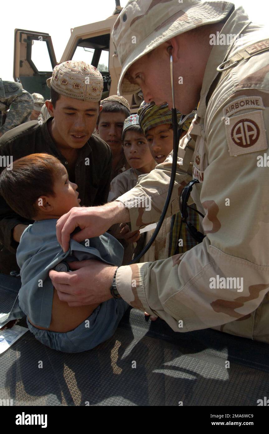 Lt examines afghan kid hi-res stock photography and images - Alamy