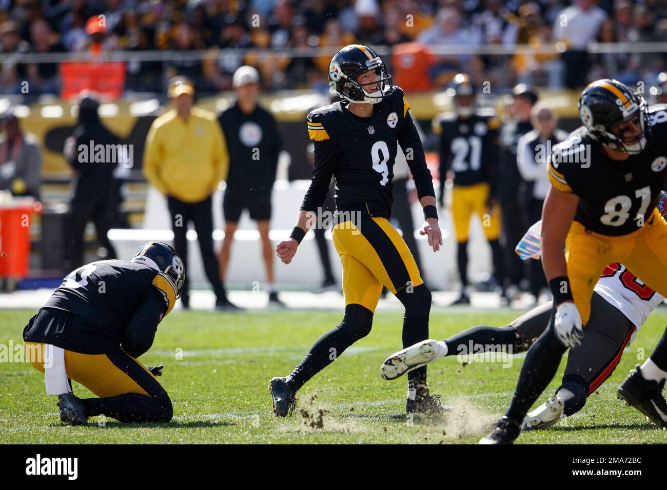 Pittsburgh Steelers place kicker Chris Boswell (9) kicks a 55-yard ...