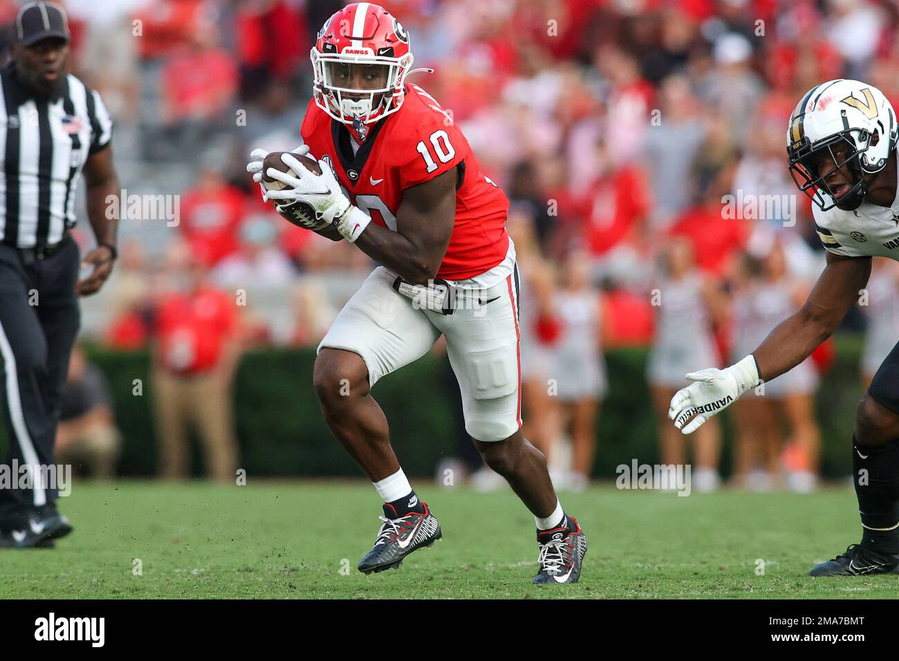 Georgia wide receiver Kearis Jackson (10) runs after a catch past ...