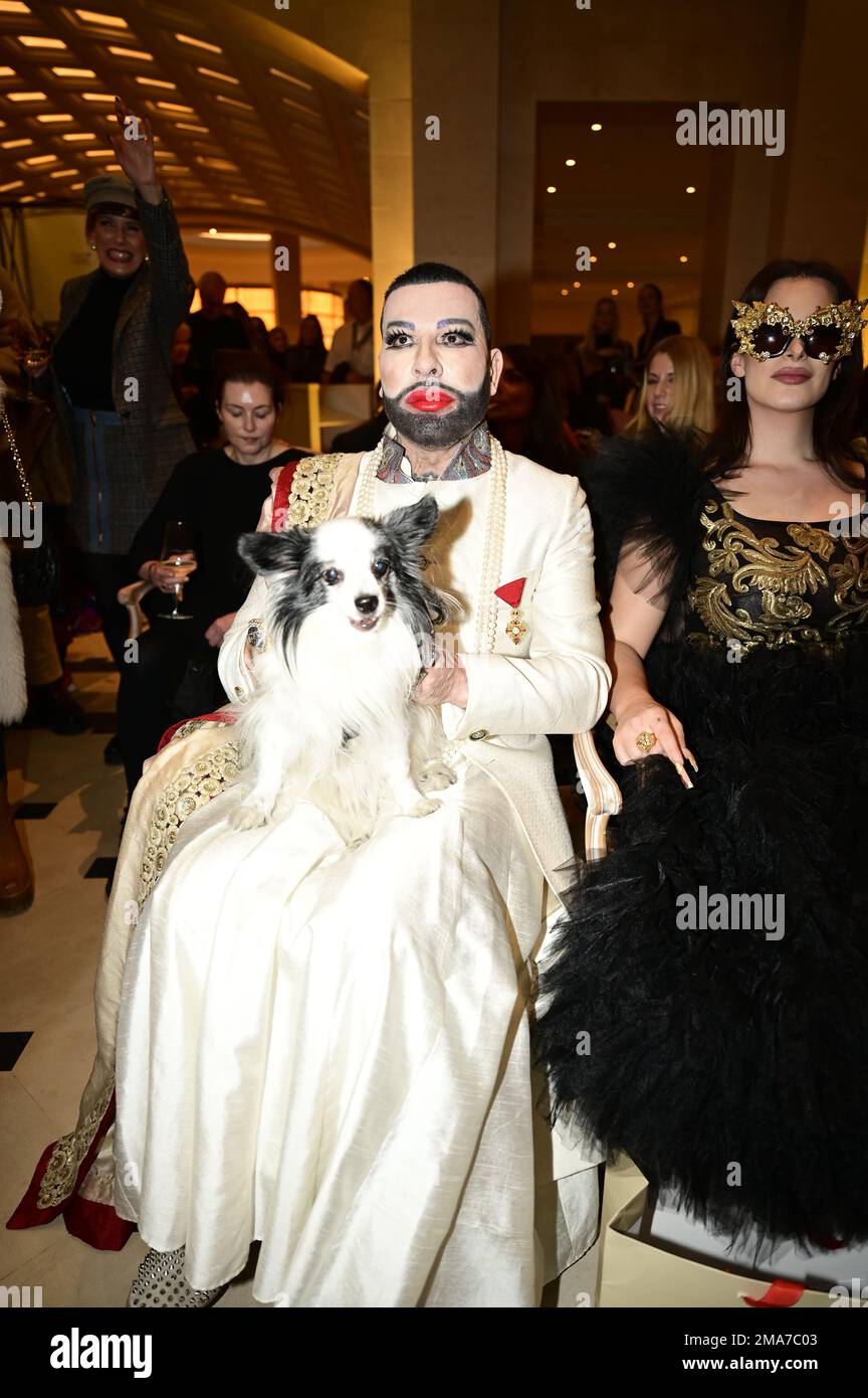 Harald Glööckler mit Hund Billy King bei der Anja Gockel Fashion Show ...