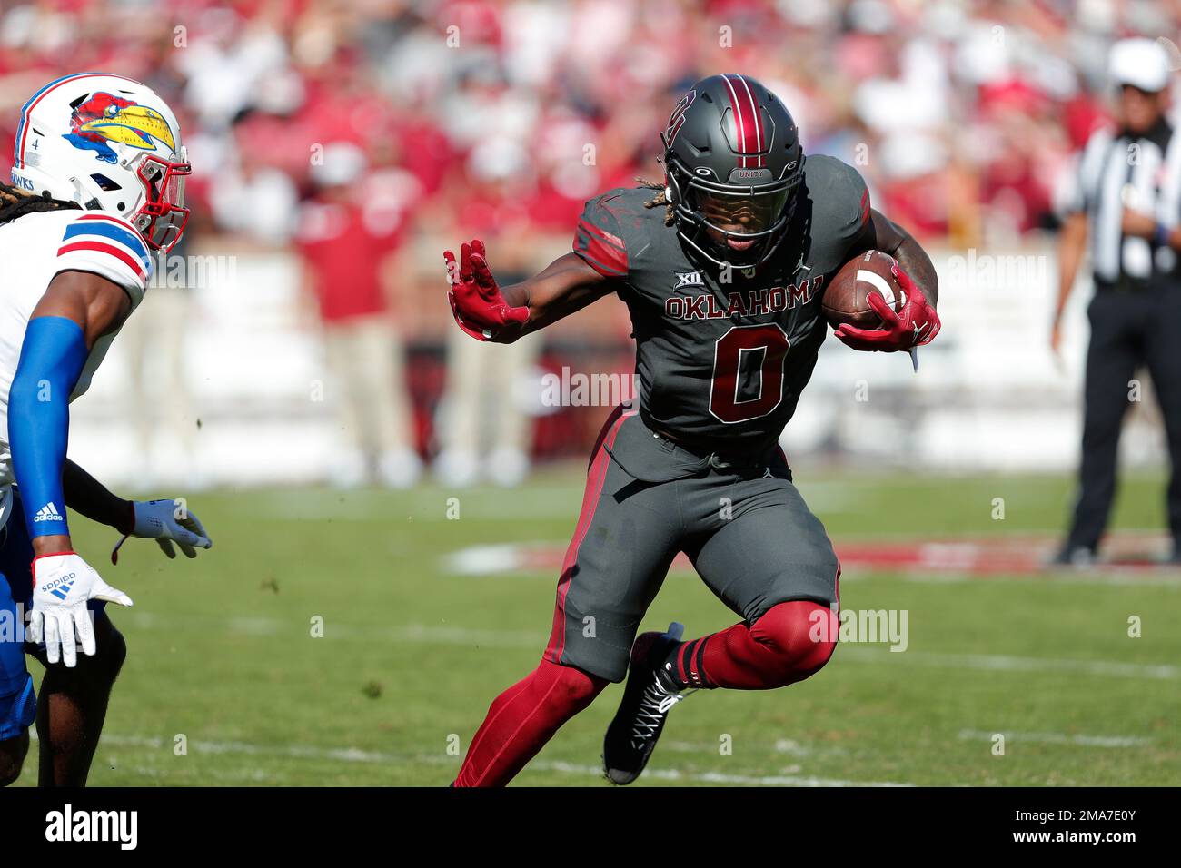 Oklahoma running back Eric Gray (0) runs for a first down against ...