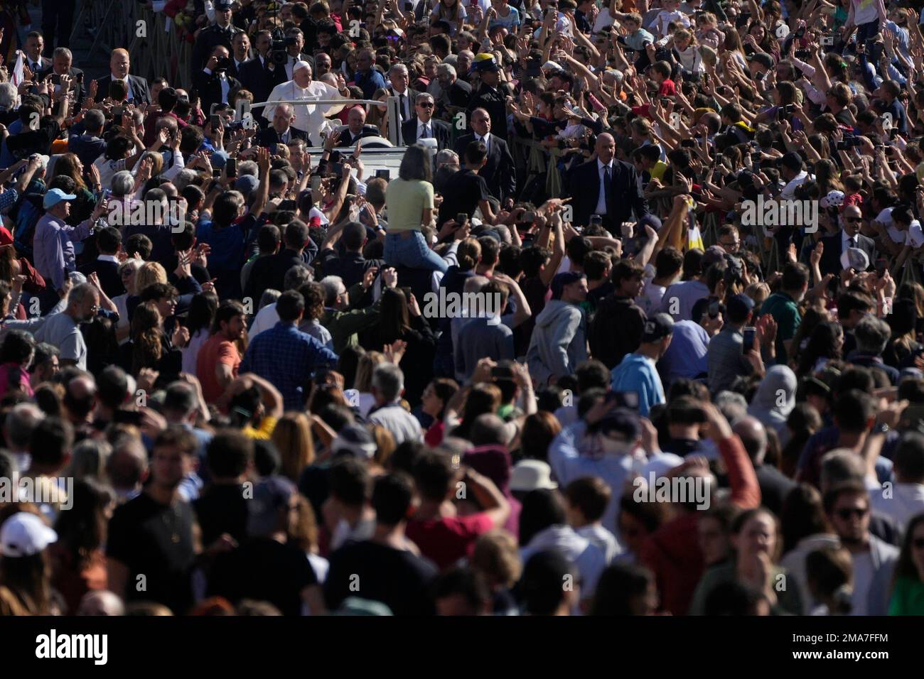 Pope Francis arrives to meet with members of the Comunione e ...