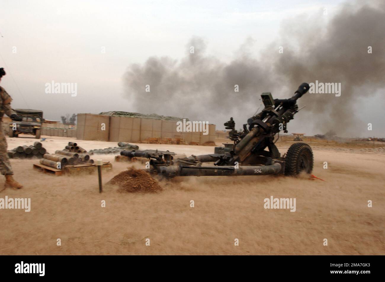 Operation iraqi freedom artillery hi-res stock photography and images ...