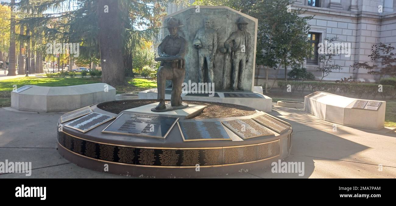 3 men statue hi-res stock photography and images - Alamy