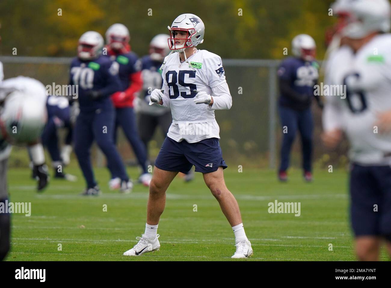 New England Patriots tight end Hunter Henry (85) warms up during an NFL ...