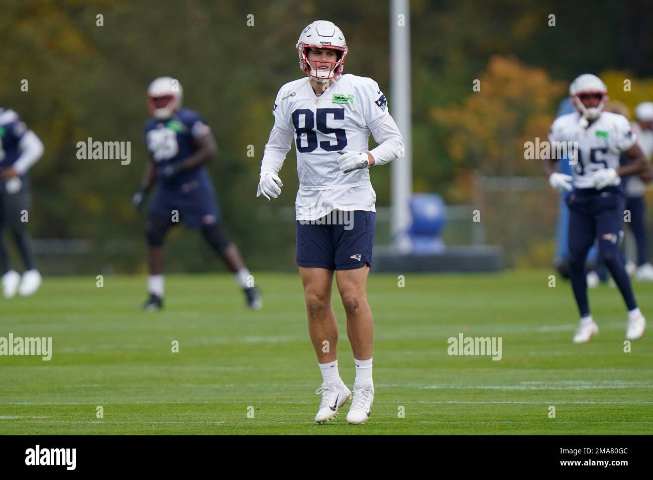 New England Patriots tight end Hunter Henry (85) warms up during an NFL ...