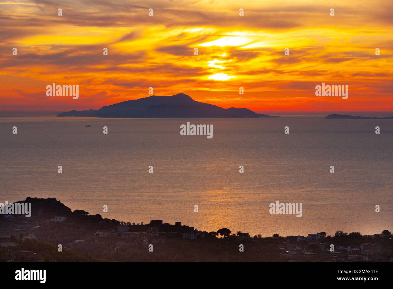 Village by the sea sunset hi-res stock photography and images - Alamy