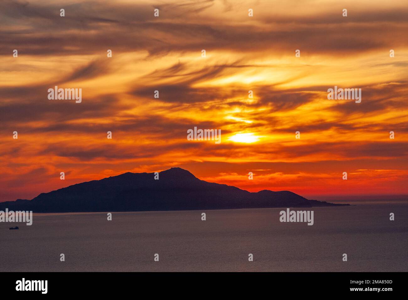 Italy sea cliffs village hi-res stock photography and images - Alamy