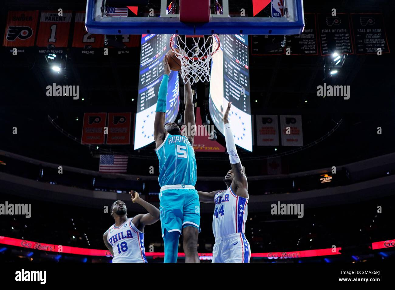 Charlotte Hornets' Mark Williams (5) goes up for a dunk against ...