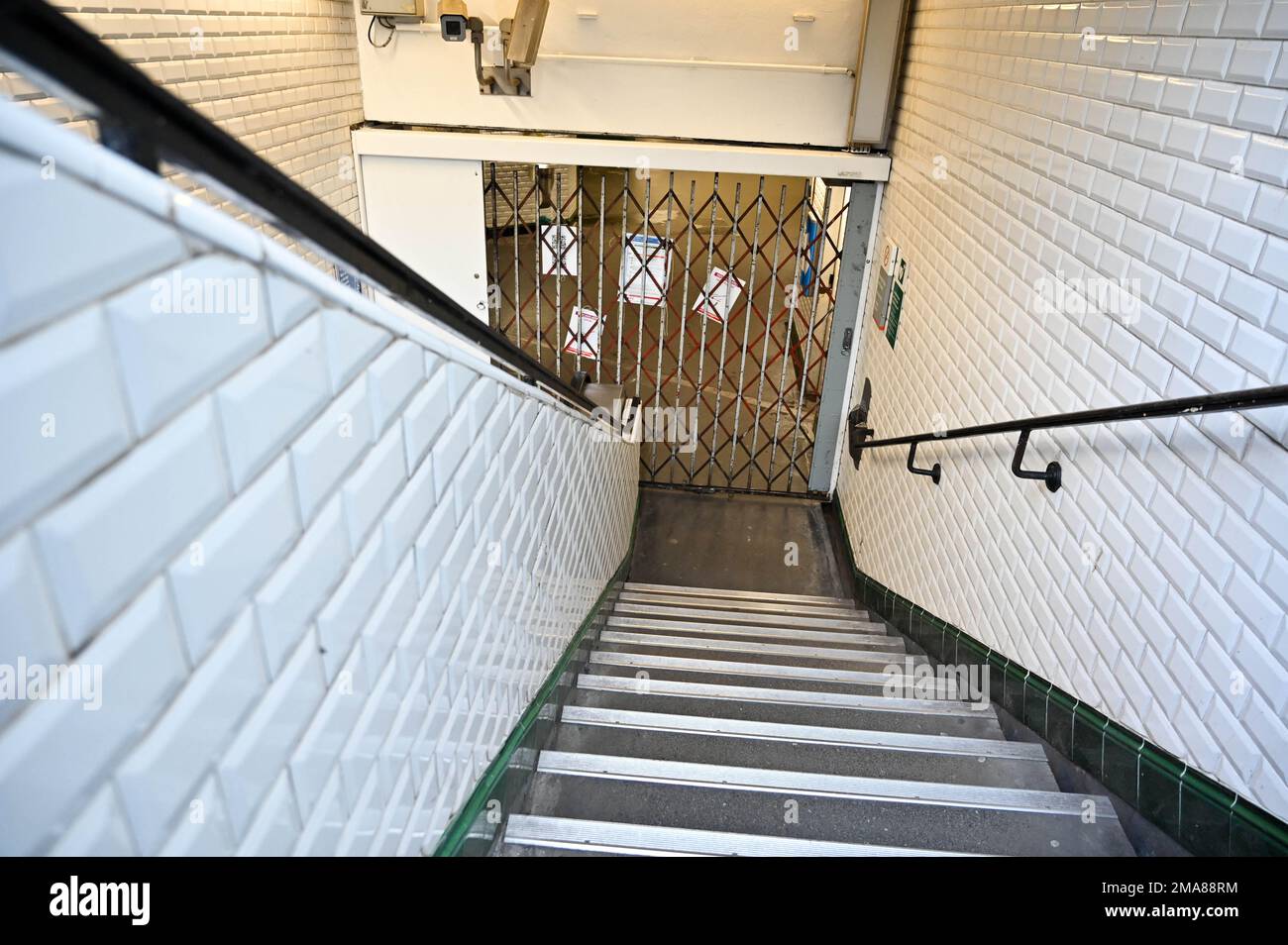 Paris subway gates hi-res stock photography and images - Alamy