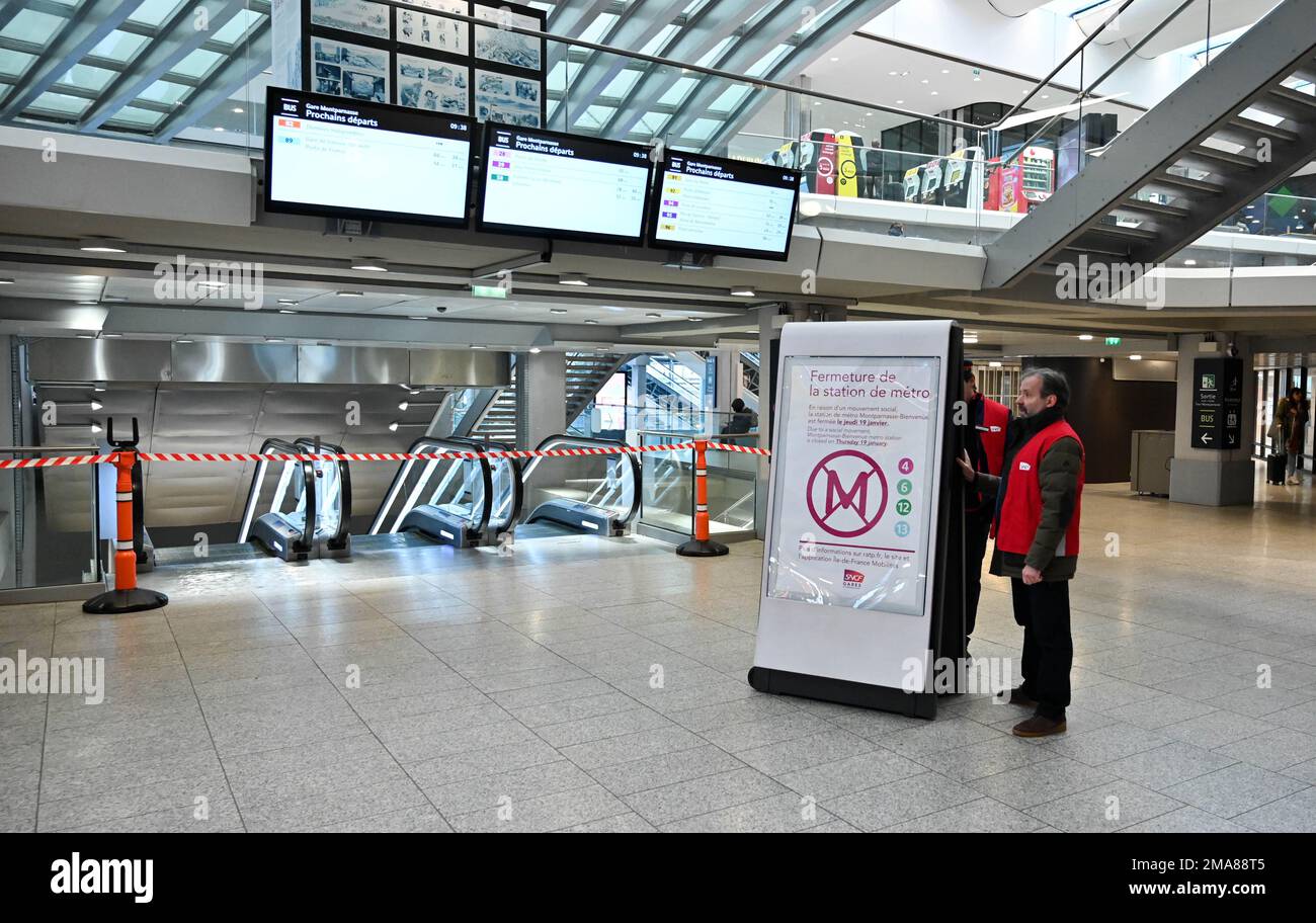 Paris subway gates hi-res stock photography and images - Alamy