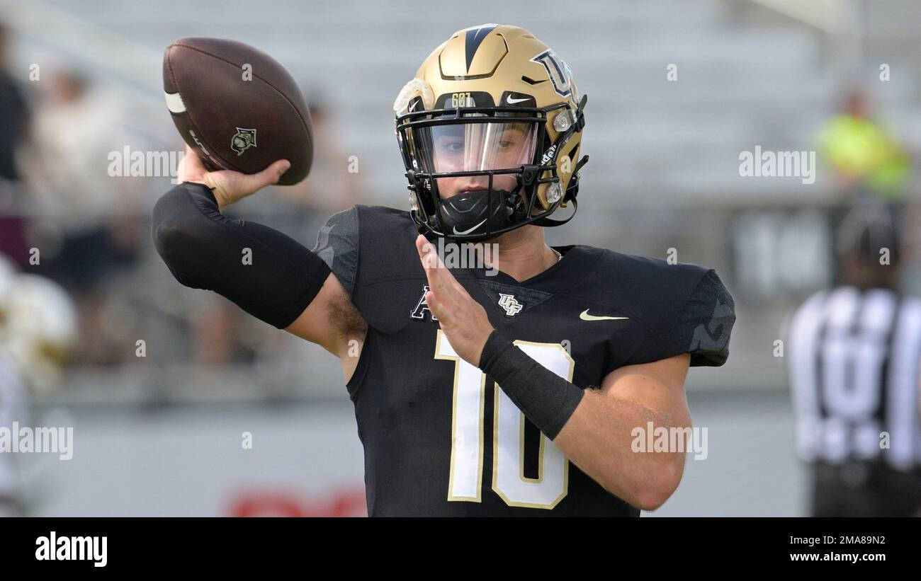 Central Florida quarterback John Rhys Plumlee (10) warms up before an ...