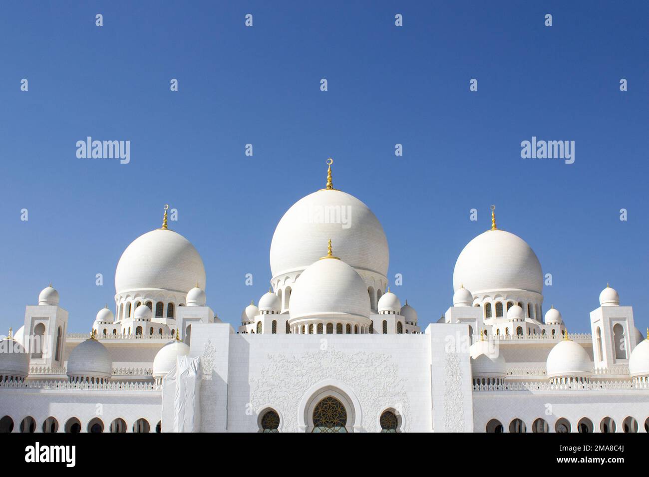 Front view of the domes of Sheikh Sayed Grand Mosque, Abu Dhabi ...
