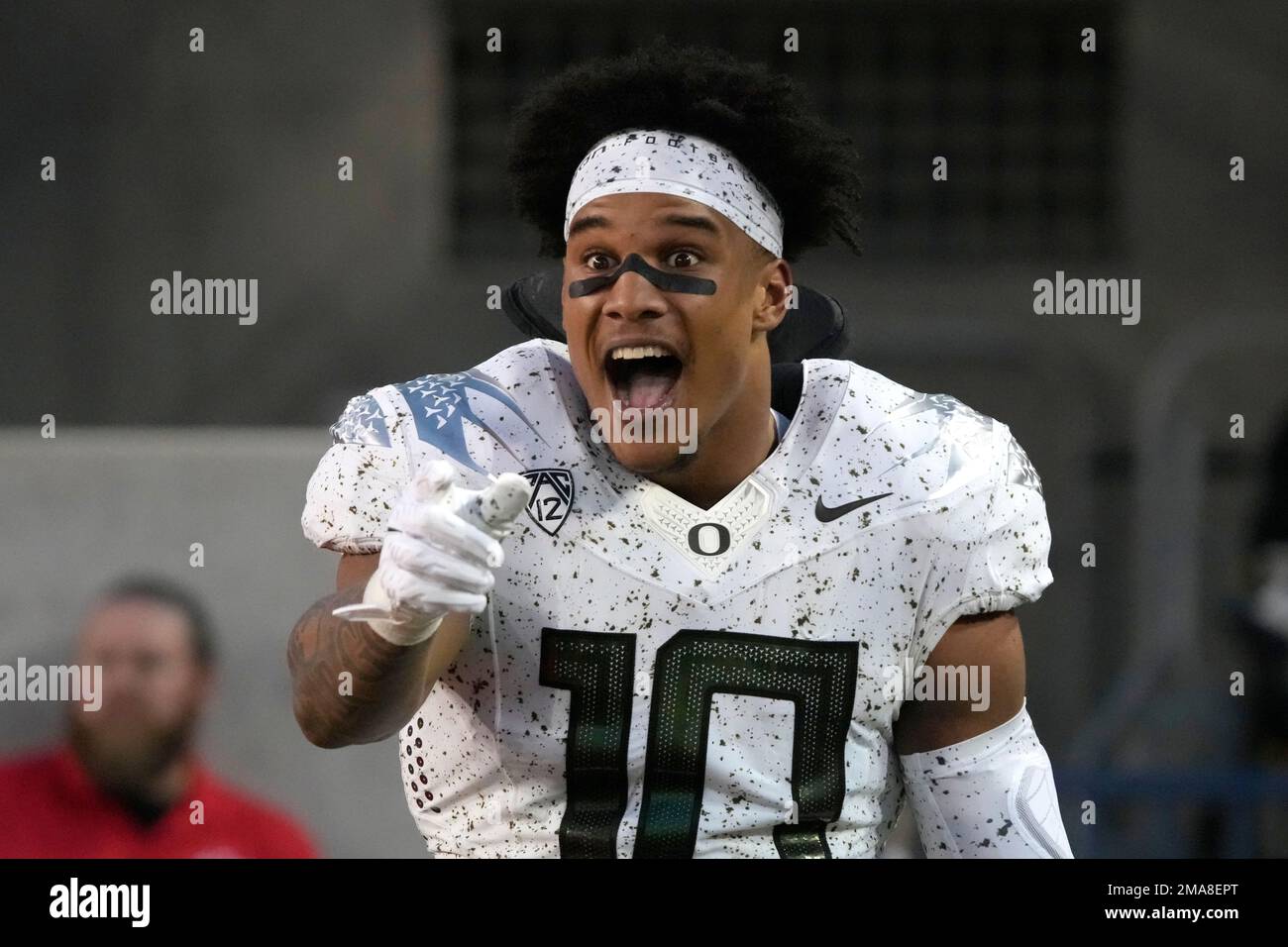 Oregon linebacker Justin Flowe (10) in the first half during an NCAA ...