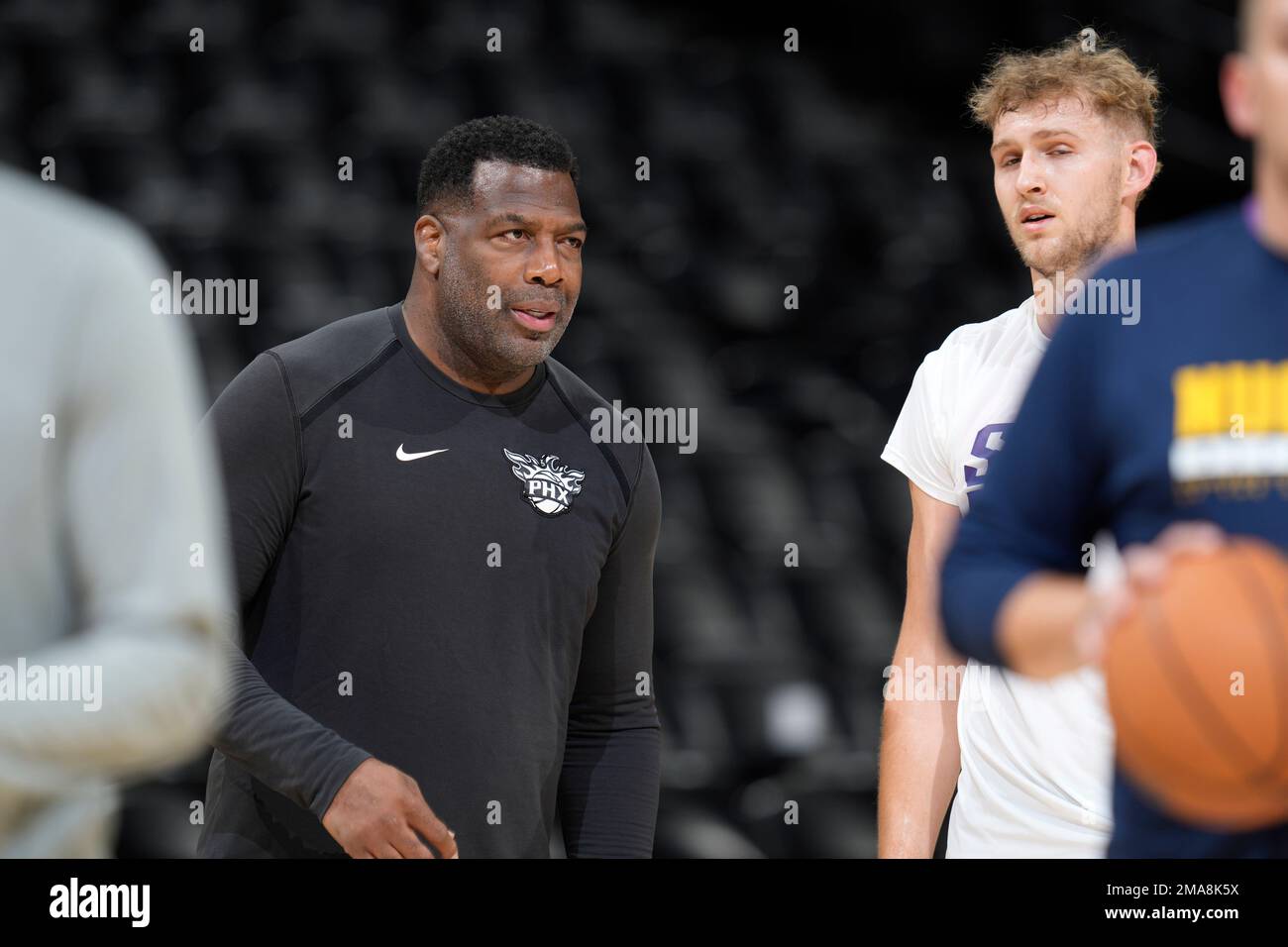 Phoenix Suns assistant coach Mark Bryant confers with center Jock ...
