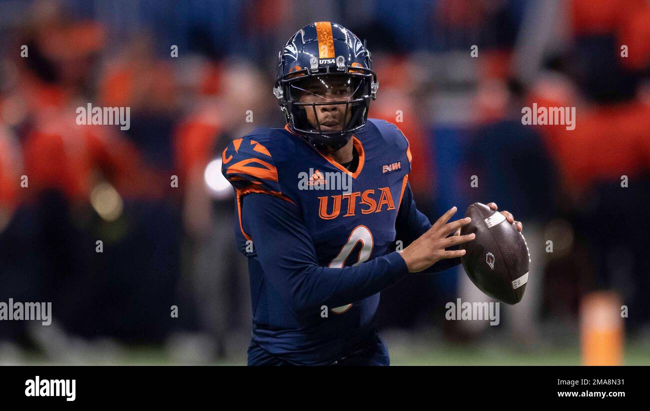 UTSA quarterback Frank Harris looks to pass during the first half of an ...