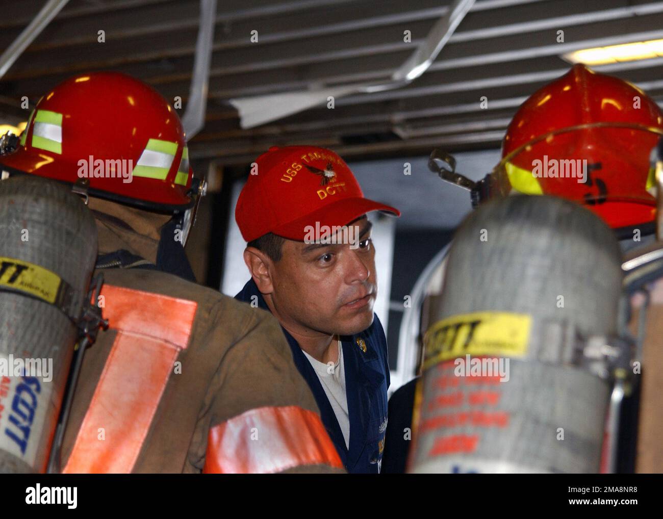 060404-N-1786N-081. Base: USS Tarawa (LHA 1 Stock Photo - Alamy