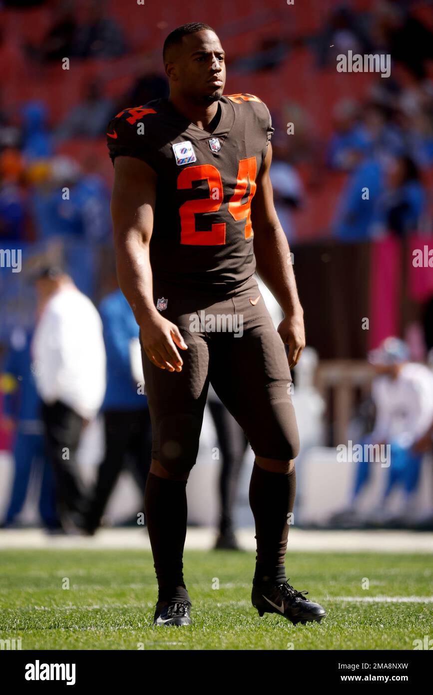 Cleveland Browns running back Nick Chubb (24) stands on the field prior ...