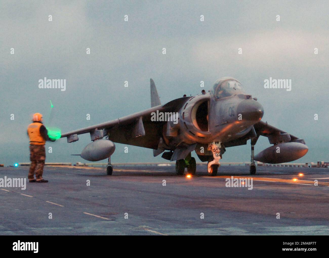 060404-N-0716S-003. Base: USS Tarawa (LHA 1 Stock Photo - Alamy