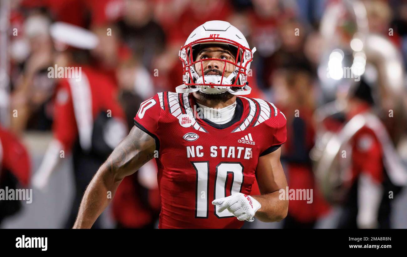 North Carolina State's Tanner Ingle (10) warms up prior to the start of ...