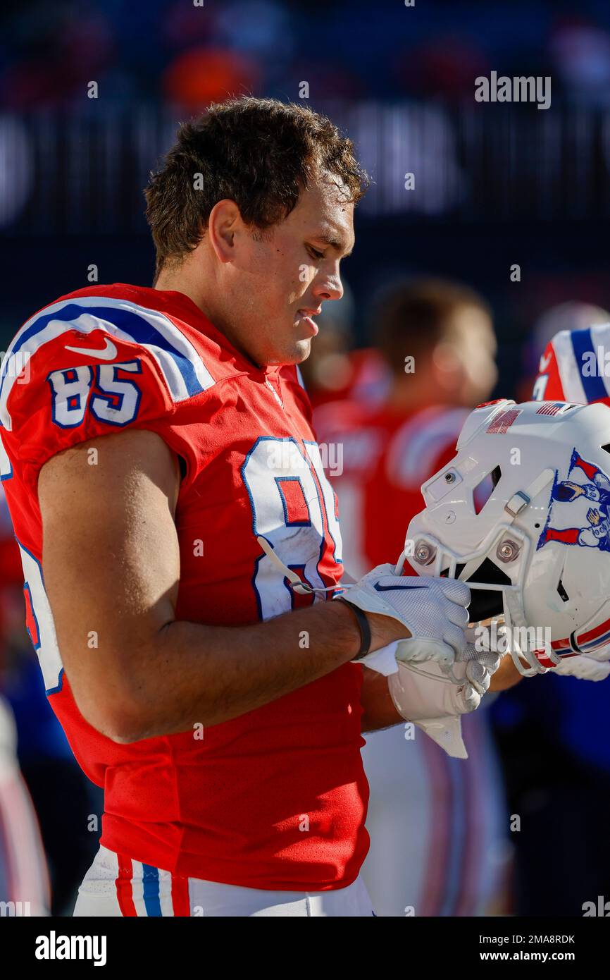 New England Patriots tight end Hunter Henry (85) on the sideline during ...