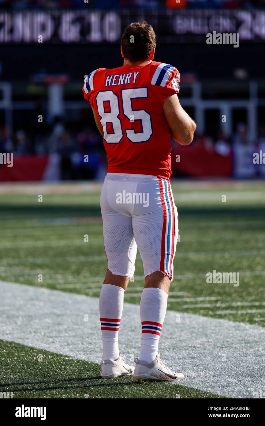 New England Patriots tight end Hunter Henry (85) on the sideline during ...