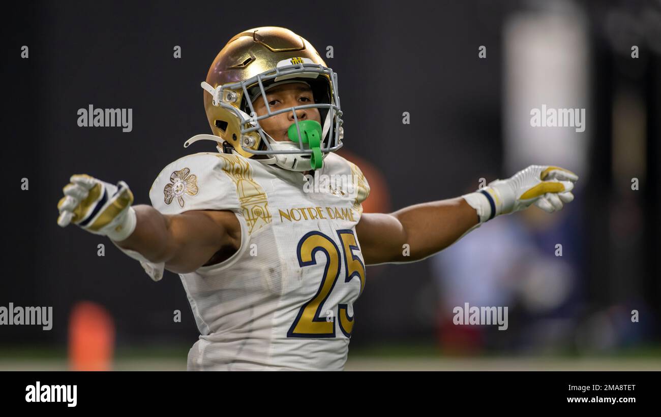 Notre Dame Fighting Irish cornerback Philip Riley (25) signals for an ...
