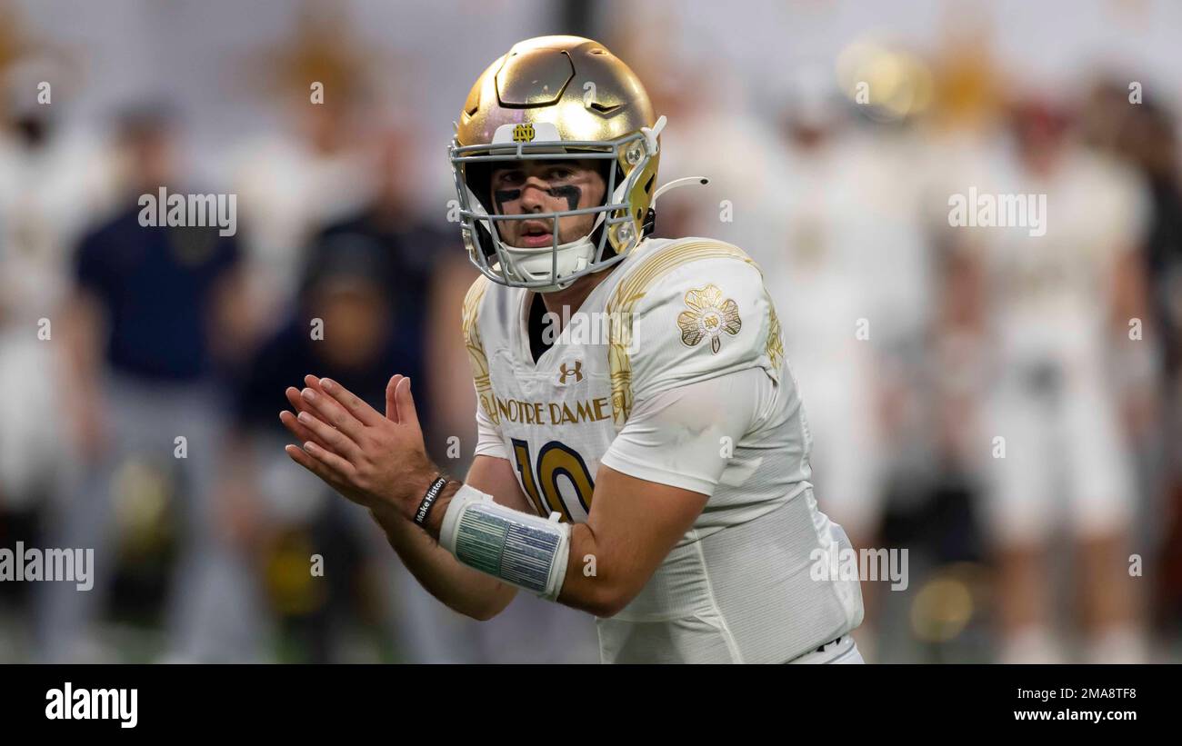 Notre Dame Fighting Irish quarterback Drew Pyne (10) claps to receive ...