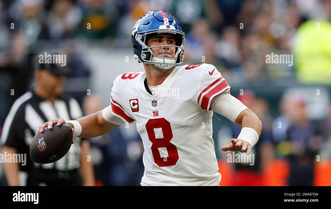New York Giants quarterback Daniel Jones (8) looks to pass the ball ...