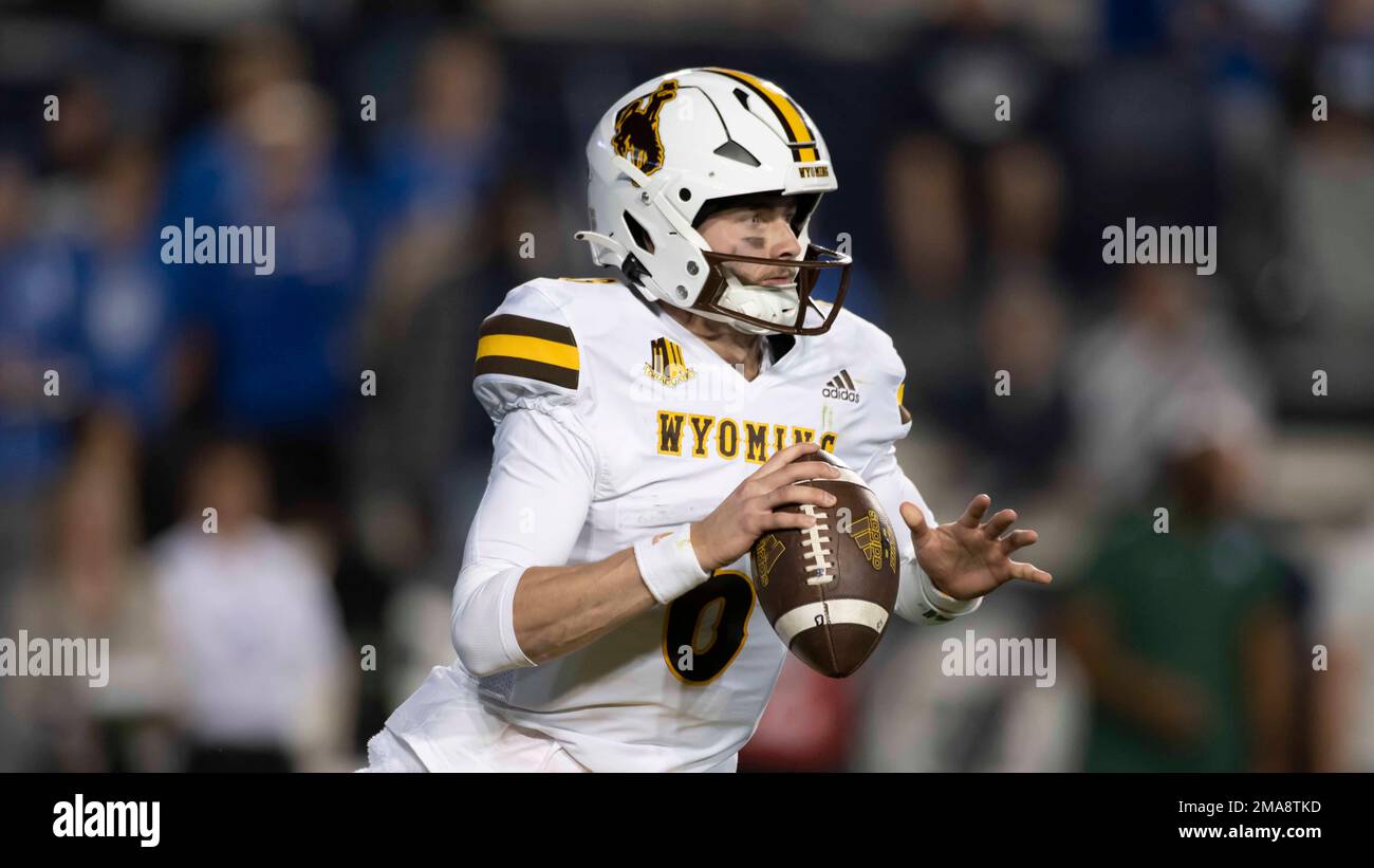 Wyoming Cowboys quarterback Andrew Peasley (6) looks to throw the ...