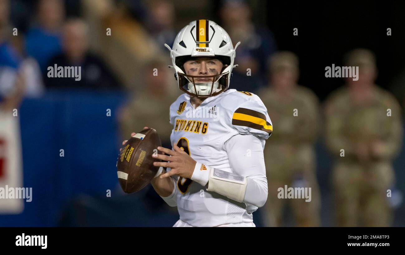 Wyoming Cowboys quarterback Andrew Peasley (6) looks to pass the ...
