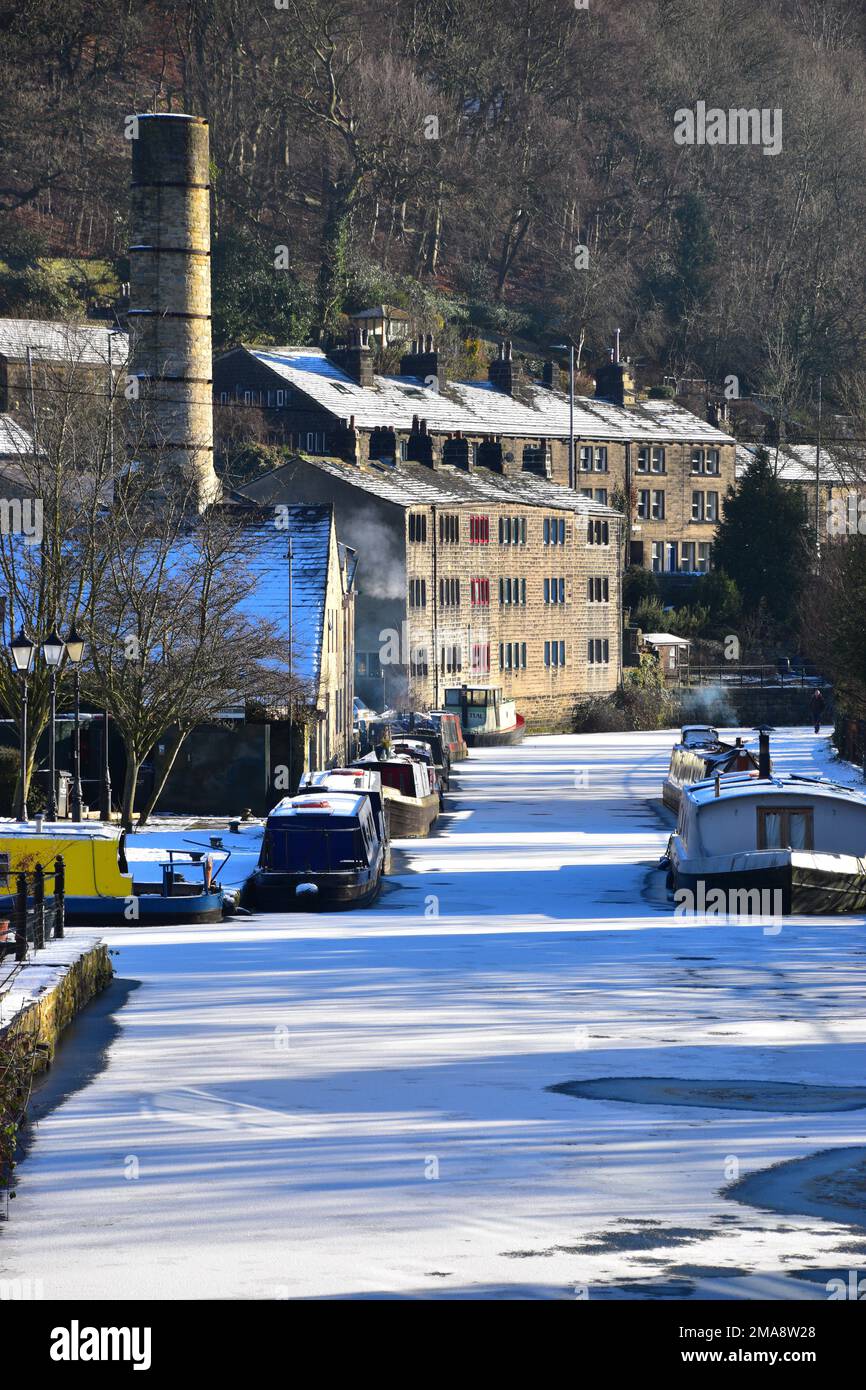 Hebden Bridge in Winter, Frozen Rochdale Canal Stock Photo - Alamy