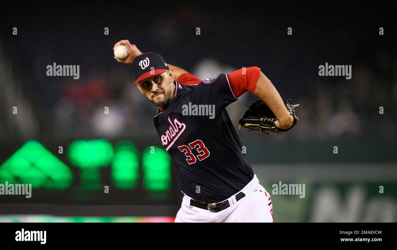 Washington Nationals relief pitcher Steve Cishek (33) in action during ...