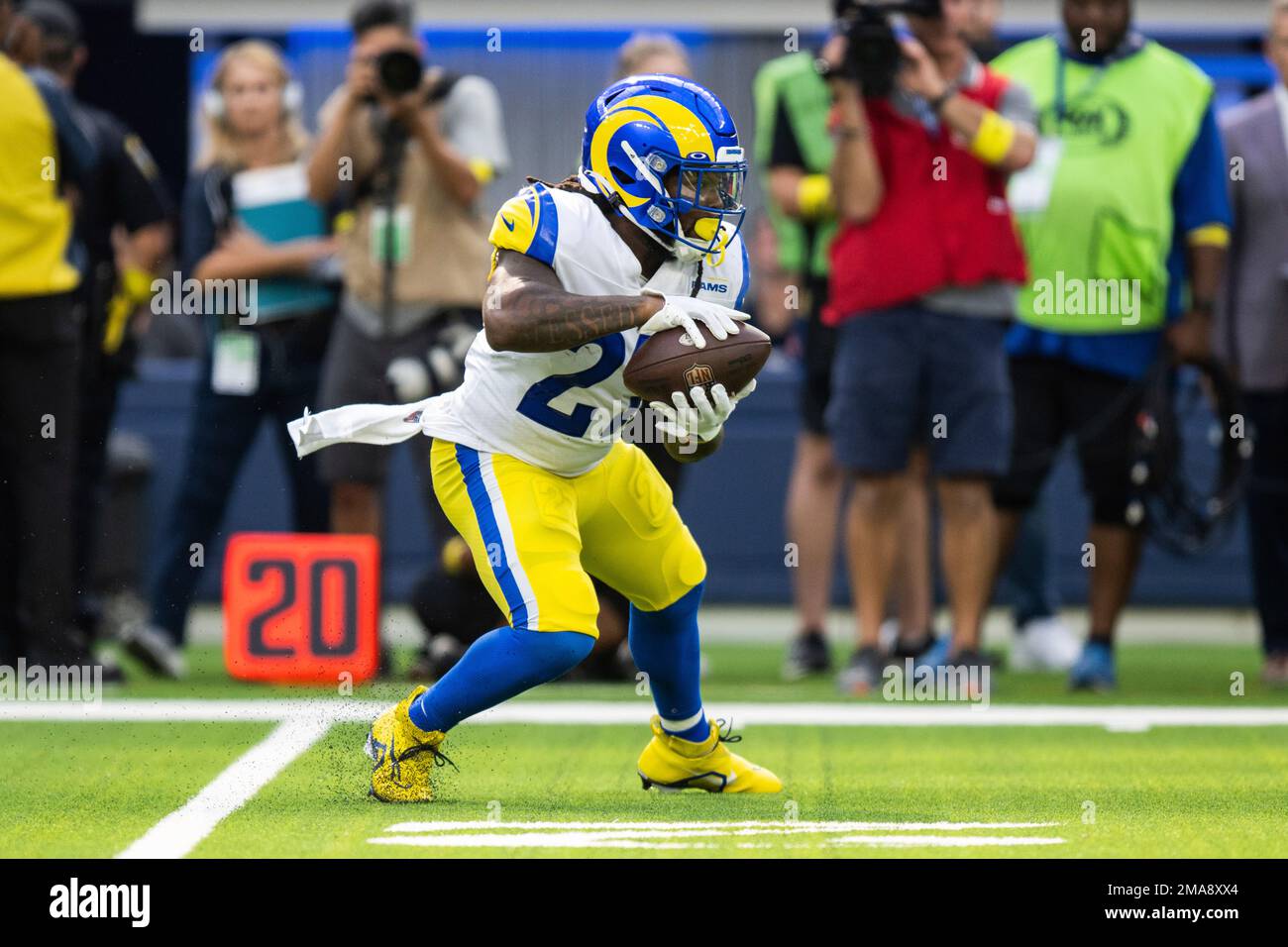 Los Angeles Rams running back Darrell Henderson Jr. (27) catches a pass ...