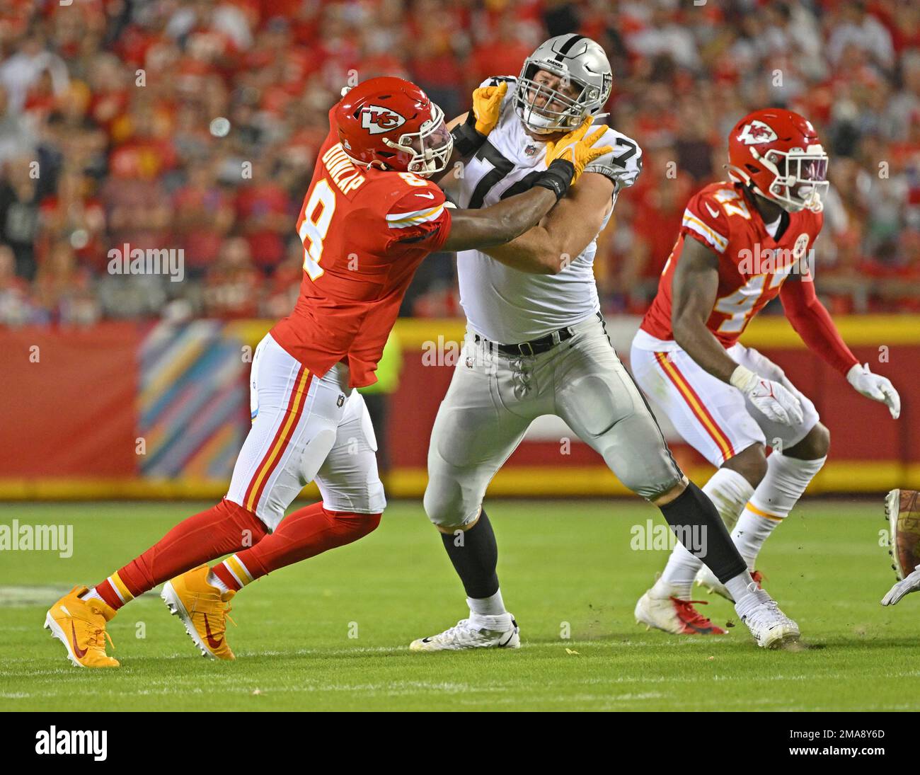 Kansas City Chiefs defensive end Carlos Dunlap (8) rushes against Las ...