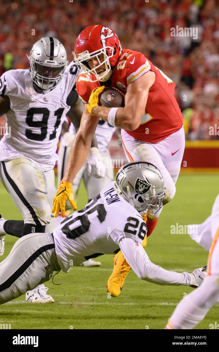 Kansas City Chiefs tight end Travis Kelce (87) runs past Las Vegas ...