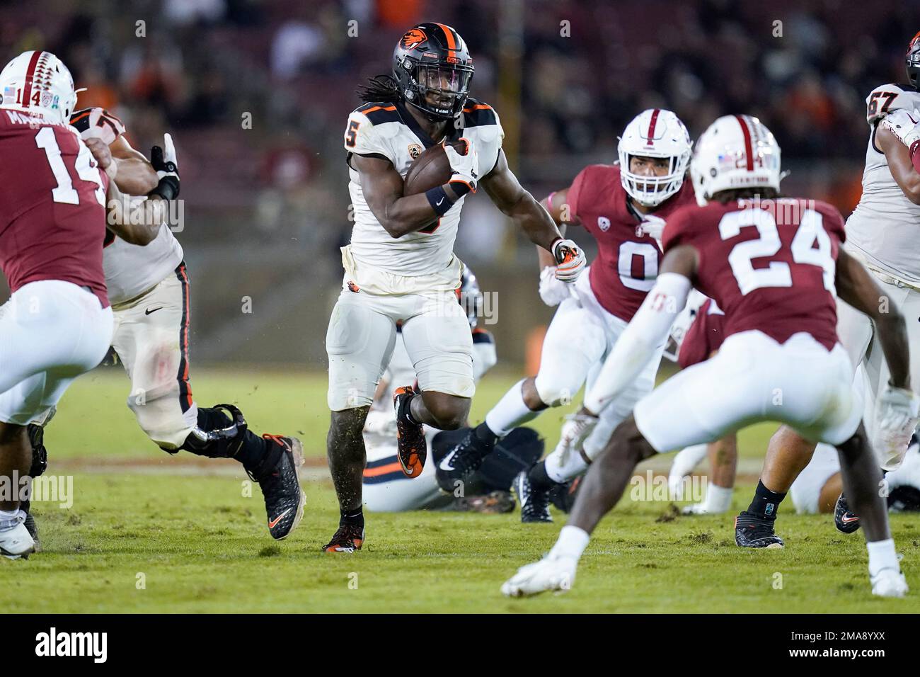 Oregon State running back Deshaun Fenwick (5) runs the ball against ...