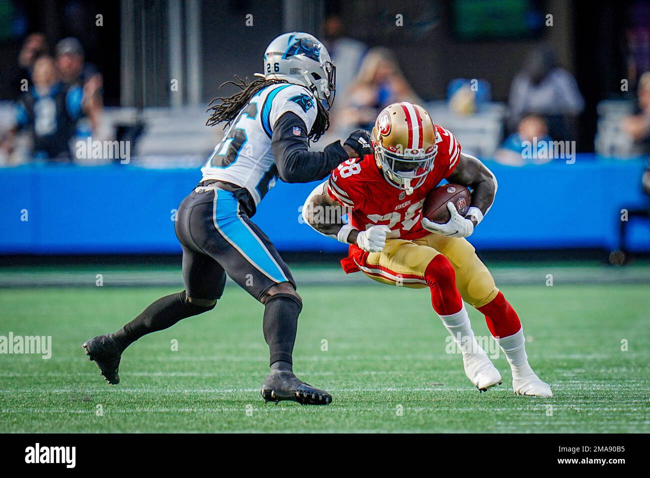 San Francisco 49ers running back Tevin Coleman (28) tries to avoid the ...