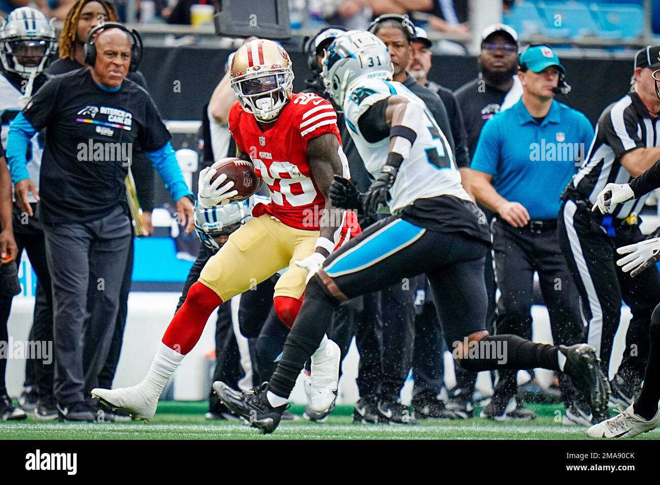San Francisco 49ers running back Tevin Coleman (28) makes a run against ...