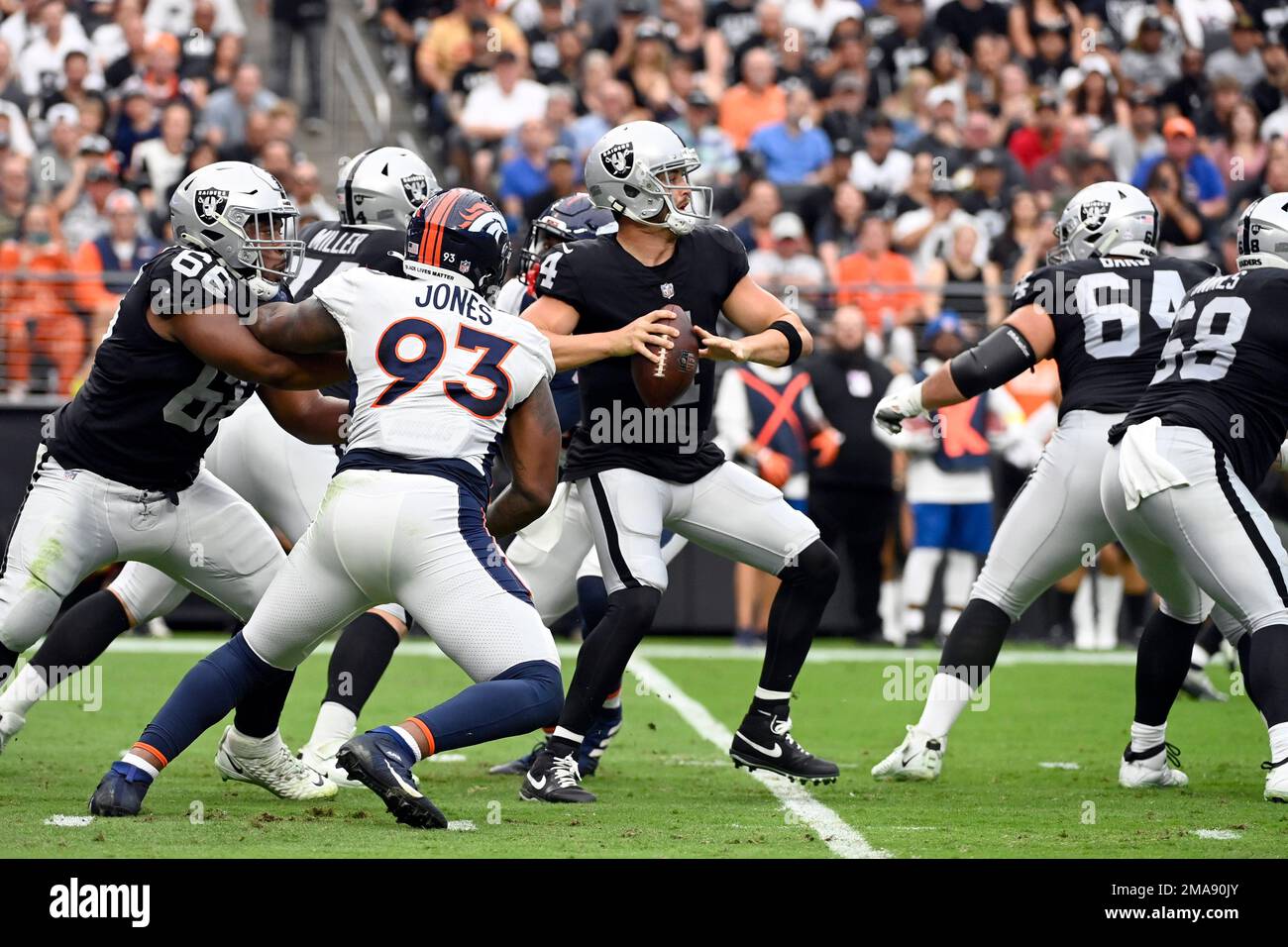 Las Vegas Raiders quarterback Derek Carr (4) looks to pass against the ...